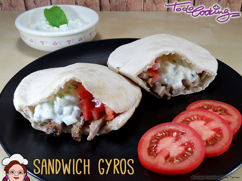 Gyros, clásico sandwich griego con tzatziki